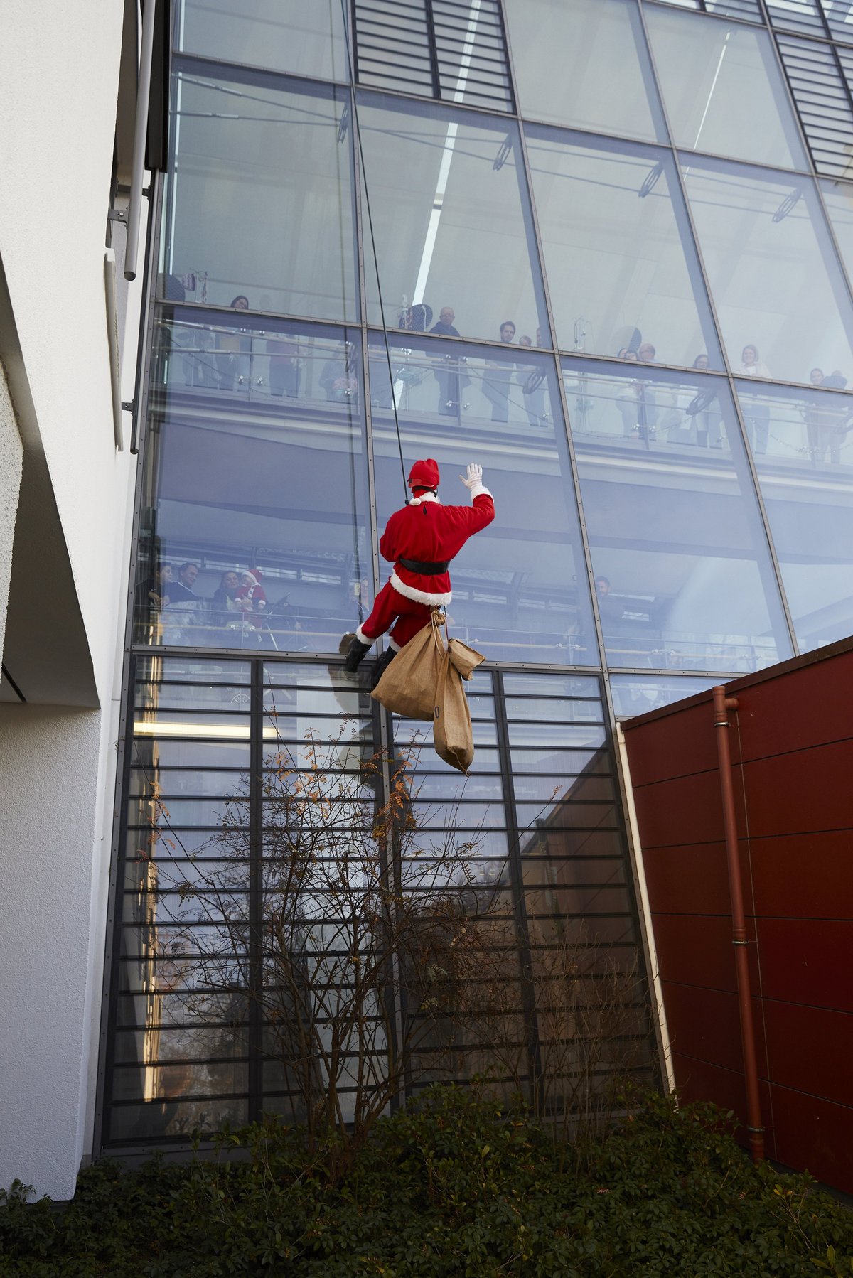 Der Nikolaus kommt vom Dach | Universitätsklinikum Ulm